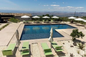 Piscina externa sazonal, funciona das 9h às 19h, guarda-sóis