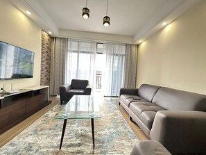 Apartamento Executivo | Sala de estar | Smart TV de 24 polegadas com canais via satélite 