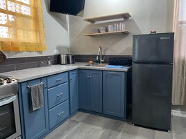 Apartamento Superior | Cozinha privada | Um frigorífico/congelador grande, um micro-ondas, um forno 