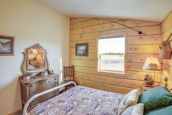 Roberts Home W/ Western Decor & Mountain Views! - Joliet, MT