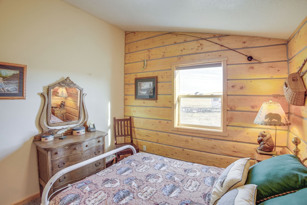 Roberts Home W/ Western Decor & Mountain Views! - Joliet, MT