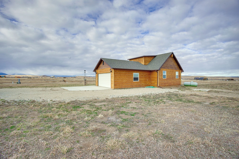 Roberts Home W/ Western Decor & Mountain Views! - Cooney State Park, Roberts