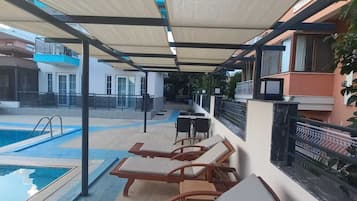 2 piscinas exteriores