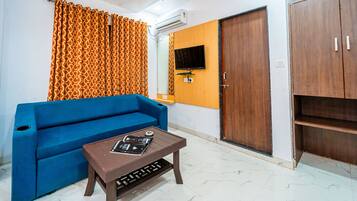 Quarto casal standard, para não fumantes | Cofres nos quartos, escrivaninha, ferros/tábuas de passar roupa