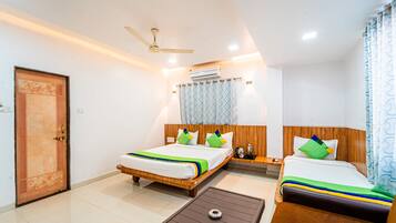 Quarto casal standard, para não fumantes | Cofres nos quartos, escrivaninha, ferros/tábuas de passar roupa