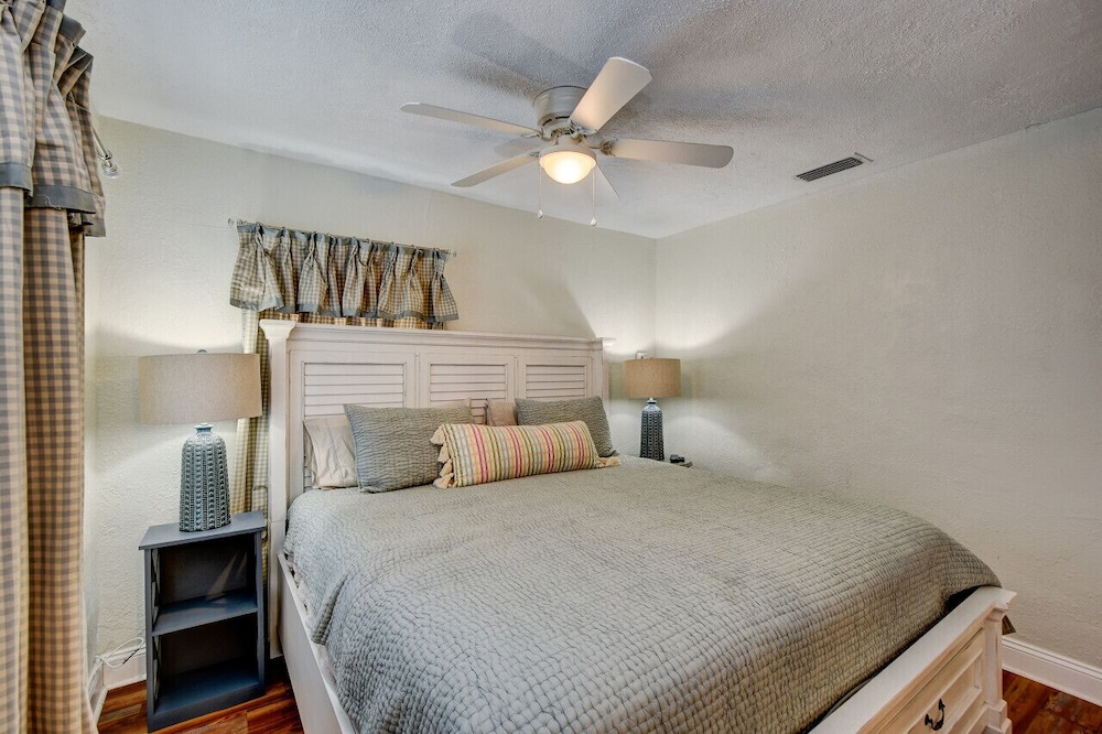 The Seaside Cottages Are Located Just Across The Street From Indian Rocks Beach! - Madeira Beach, FL