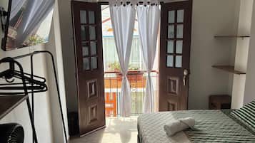 Quarto standard, várias camas, sacada | Roupas de cama antialérgicas, camas com colchões pillow-top