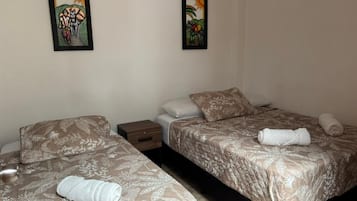 Quarto Económico, várias camas, casa de banho anexa | Roupa hipoalergénica, camas de colchão pillowtop