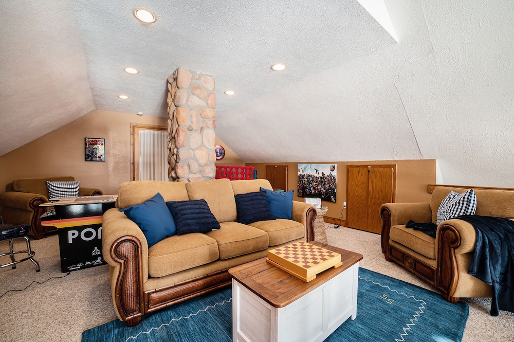 7K Sqft Lakefront Escape, Sandy Beach, Barrel Sauna, Game Room, Fire ...