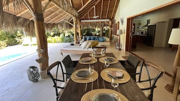 Vila, 3 quartos, para fumantes, piscina particular | Sala de jantar