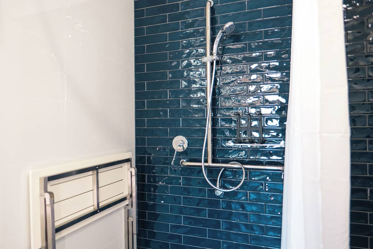 Quarto Quádruplo Comfort | Casa de banho | Um polibã, artigos de higiene pessoal grátis, toalhas fornecidas, sabão 