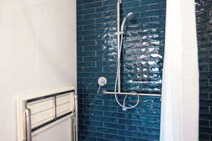 Quarto Quádruplo Comfort | Casa de banho | Um polibã, artigos de higiene pessoal grátis, toalhas fornecidas, sabão