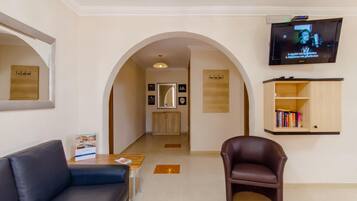 Apartamento Familiar, vários quartos, 2 casas de banho (Villa & Pool 2 Mellieħa Bay Retreat) | Sala de estar | Smart TV de 21 polegadas com canais por cabo