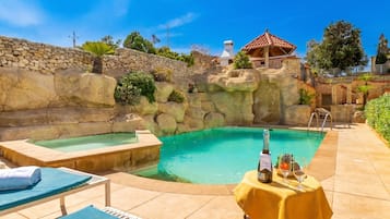 Apartamento Familiar, vários quartos, 2 casas de banho (Villa & Pool 2 Mellieħa Bay Retreat) | Piscina | Piscina exterior sazonal