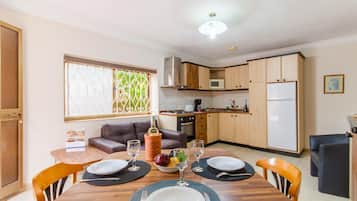 Apartamento família, vários quartos (Villa & Pool 4 Mellieħa Bay Retreat) | Área de estar | Smart TV 21 polegadas com canais a cabo