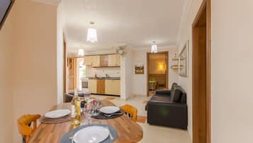 Apartamento Familiar, vários quartos, 2 casas de banho (Villa & Pool 1 Mellieħa Bay Retreat) | Restaurantes