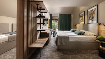 Premium family room | Minibar, cofre no quarto, secretária, Wi-fi grátis 