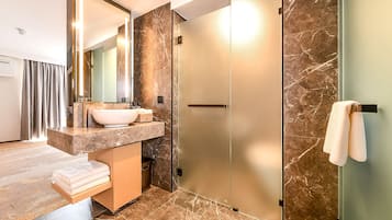Quarto Twin Executivo, 2 camas individuais | Casa de banho | Um polibã, um chuveiro fixo, um secador de cabelo, roupões