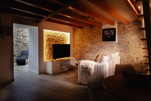 Casa Comfort | Sala de estar | Televisor LCD de 150 cm com canais via satélite, Netflix 