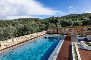 8 piscinas exteriores, guarda-sóis, espreguiçadeiras 