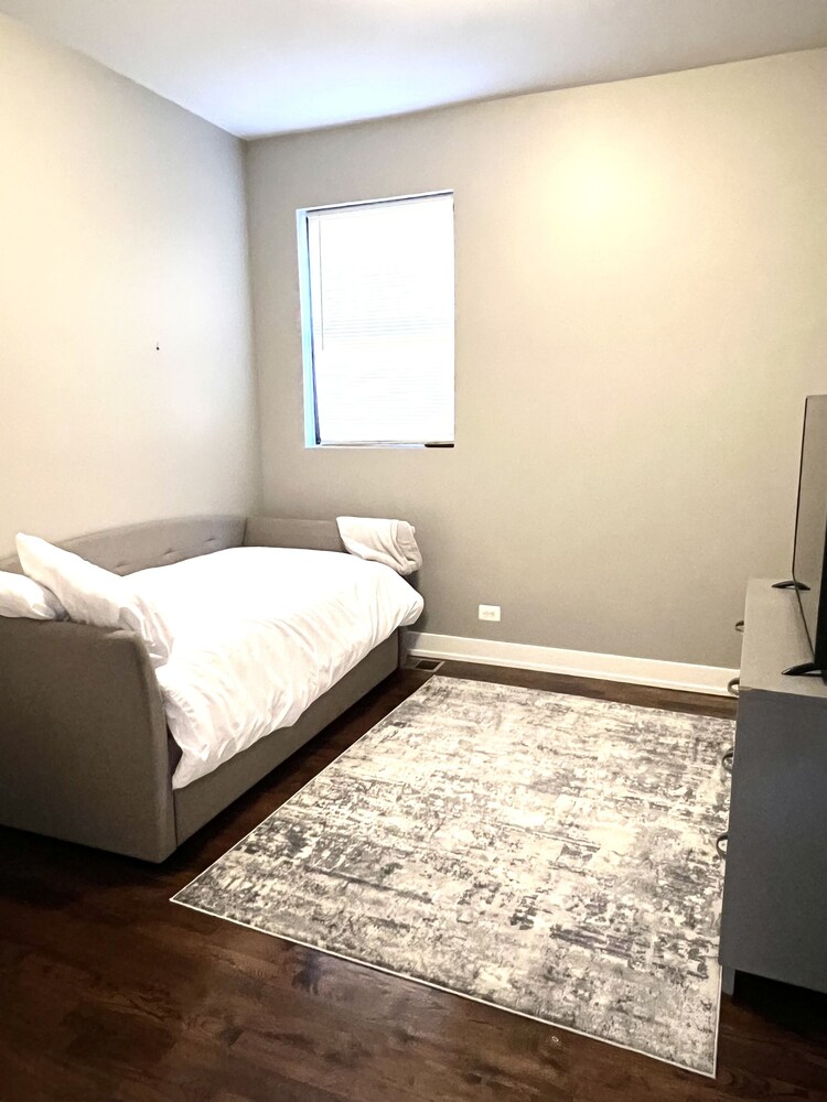 Spacious unit in historic gem - Chicago | Vrbo