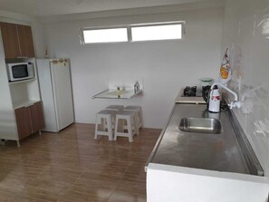 Apartamento Familiar | Cozinha privada | Um frigorífico, um micro-ondas, uma chaleira elétrica 