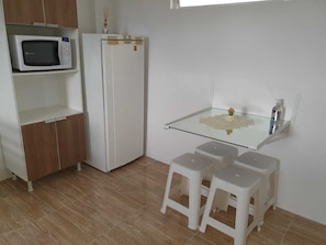 Apartamento Familiar | Cozinha privada | Um frigorífico, um micro-ondas, uma chaleira elétrica 