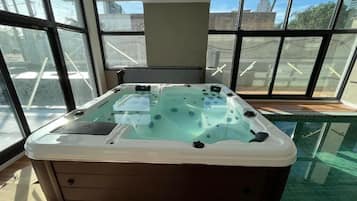 Banheira de hidromassagem interior