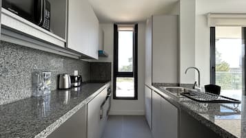 Apartamento Familiar | Cozinha privada | Um frigorífico/congelador grande, um micro-ondas, um forno