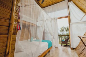 Quarto Triplo Standard, varanda, vista para a praia | Com decoração personalizada, com mobília individualizada, Wi-fi grátis 