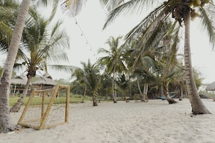 Praia particular, areia branca, espreguiçadeiras, guarda-sóis 