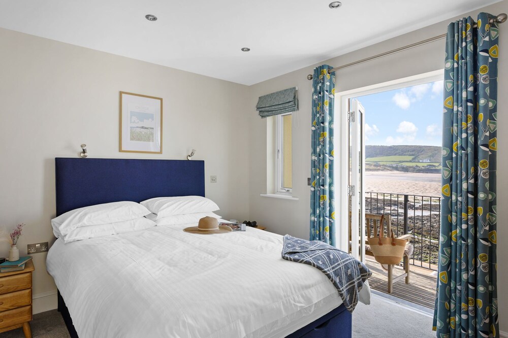 4 Out Of The Blue - pet friendly sea view home sleeping 6 in Croyde ...