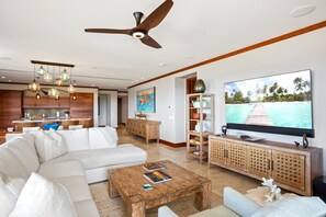 Apartamento em Condomínio Fechado (3 Bedrooms) | Sala | Televisor de 55 polegadas com canais digitais 