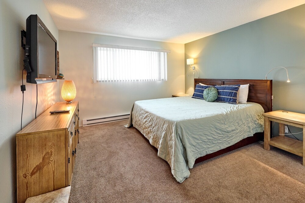 Pet Friendly Condo With Great Ocean Views. Pool And Hot Tub. Close To Chinook Winds Casino. - Lincoln City, OR