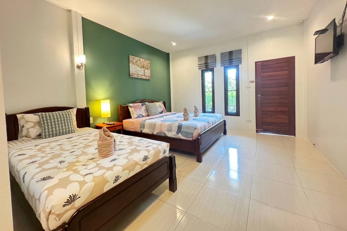 Quarto Triplo Familiar | Minibar, roupa de cama fornecida