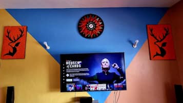 Apartamento Deluxe | Sala de estar | Smart TV de 24 polegadas com canais digitais