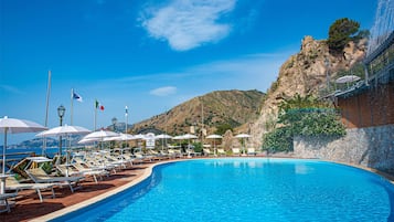 2 piscinas exteriores, guarda-sóis, espreguiçadeiras