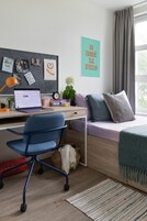 Standard Twin Room | Roupas de cama antialérgicas, escrivaninha
