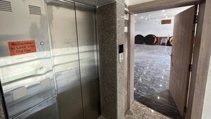 Um elevador com uma placa indicando para trancar e etiquetar.