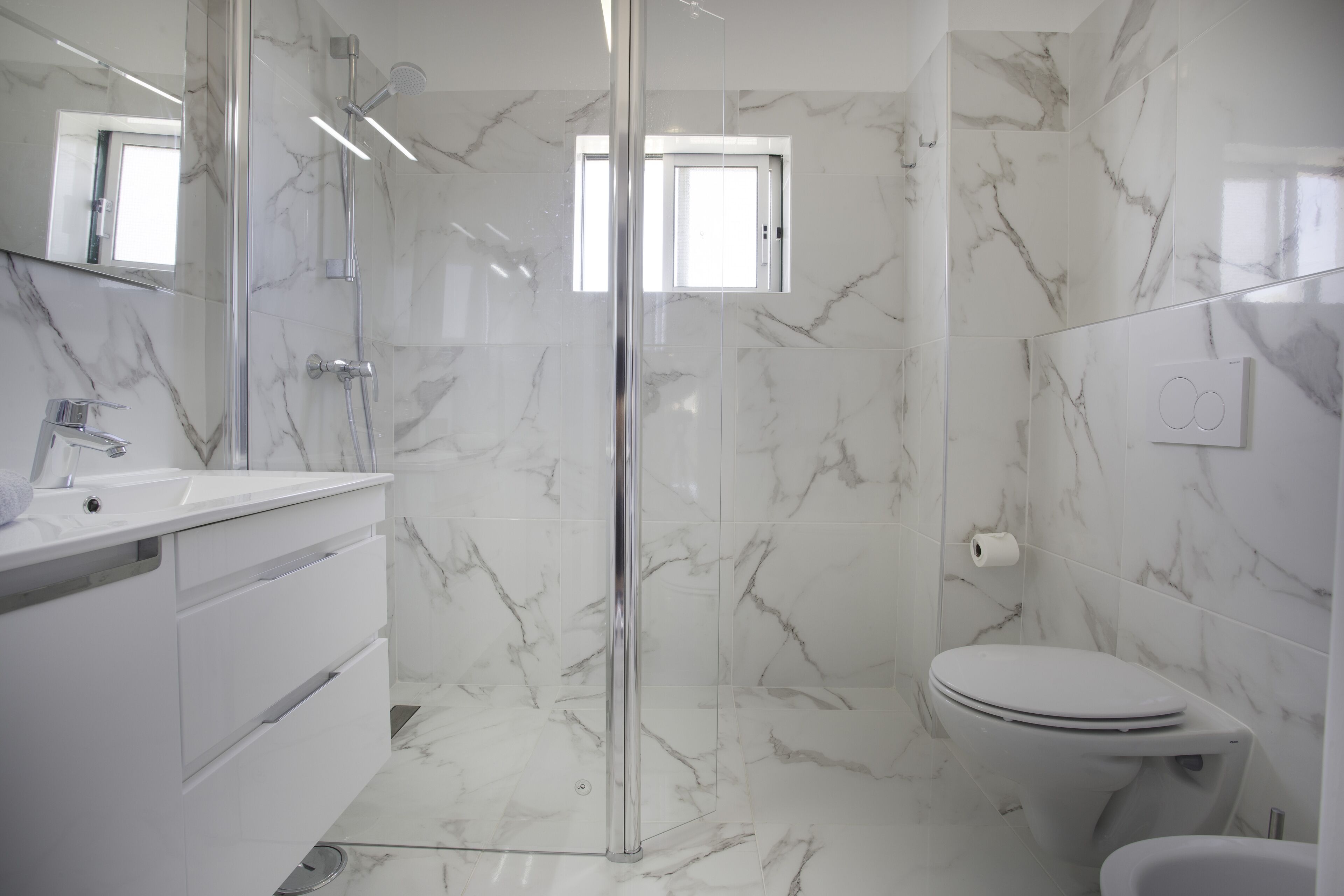 Quarto Duplo Básico | Casa de banho | Um polibã, um secador de cabelo, toalhas fornecidas, sabão 