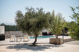 Piscina exterior sazonal, guarda-sóis, espreguiçadeiras 