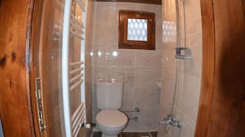 Quarto casal clássico | Banheiro | Chuveiro, secador de cabelo (mediante solicitação), toalhas de banho
