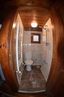 Quarto casal clássico | Banheiro | Chuveiro, secador de cabelo (mediante solicitação), toalhas de banho 