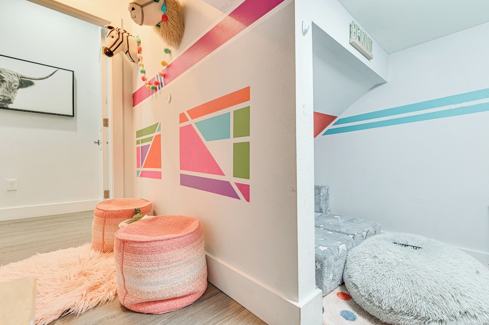 3 Mi To Usf: Dog-friendly Home W/ Large Yard - Tampa, FL