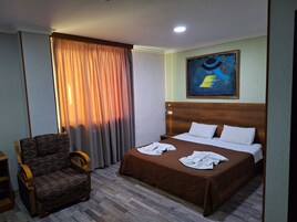 Quarto Duplo ou Twin Clássico | Minibar, quartos insonorizados, Wi-fi grátis, roupa de cama fornecida