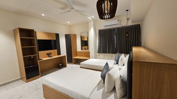 Quarto casal ou duplo família | Frigobar, cofres nos quartos, escrivaninha, cortinas blackout