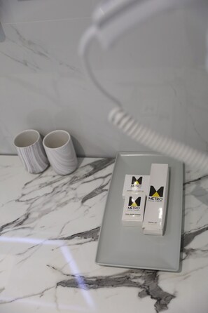 Um polibã, um secador de cabelo, chinelos, toalhas fornecidas