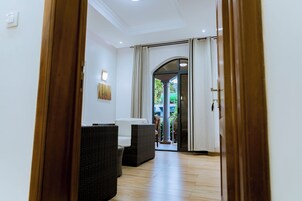 Camas de colchão viscoelástico, minibar, cofre no quarto 