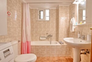 Apartamento, 2 quartos, sacada, vista para o jardim | Banheiro