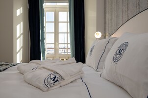 Quarto Clássico | Edredões de penas, camas de colchão viscoelástico, minibar 